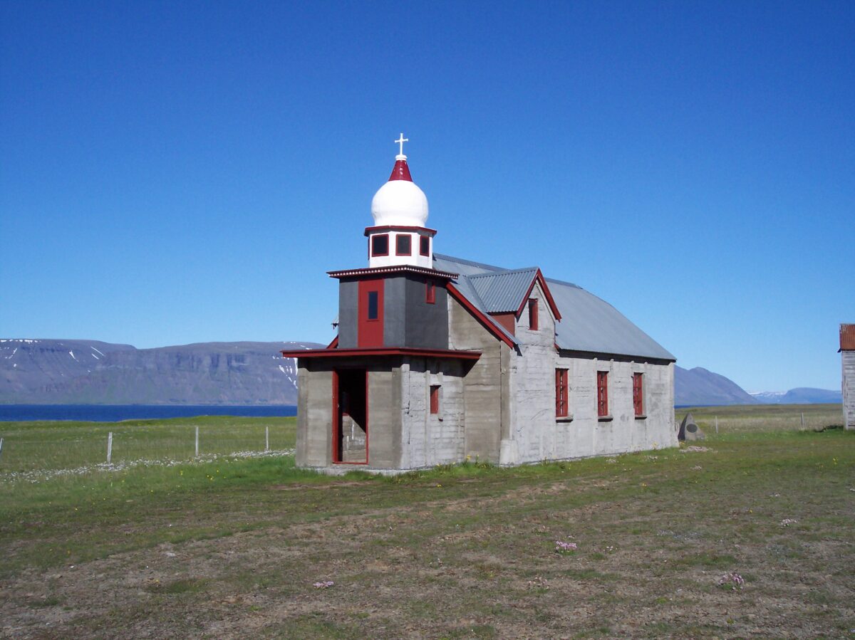 Kirkja reist utan um altaristöflu - Kirkjublaðið.is